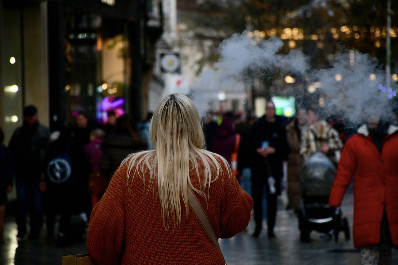 The Do’s and Don’ts of Vaping in Public • VAPEAST